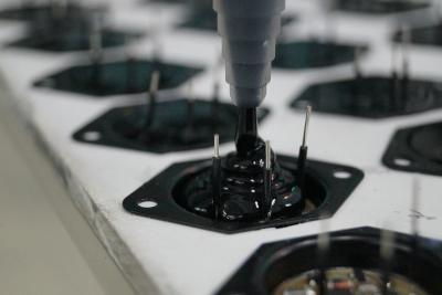 Cina Condizione Macchina automatica di distribuzione di colla per luci a LED e miscelazione di resine di poliuretana in vendita