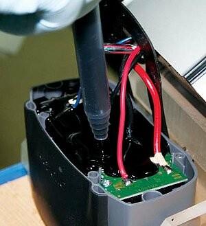 China Potting de peças eletrónicas com máquina de distribuição CNC e LED 2K Potting de resina 260KG à venda
