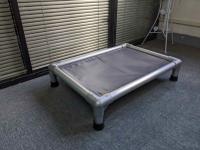 China Customized 3mm Thickness Washable Cooling Elevated Pet Bed with Solid Steel Frame for sale