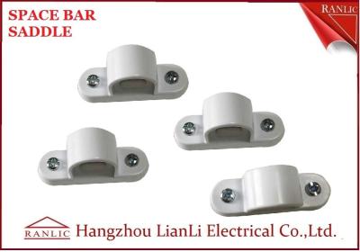 Cina condotto e montaggi del PVC della sella di Antivari del distanziatore della plastica di 20mm 25mm per il condotto elettrico in vendita