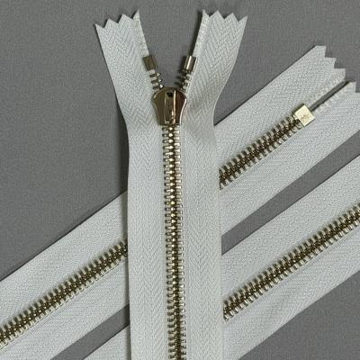 China Light Gold Flexible Brass Zipper #5 Double Pointed Teeth Metal Zipper Luxurious Texture for sale