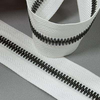 China Fixed Length Cutting #5 Corn Teeth Metal Zipper Supports Metered Roll Stock for sale