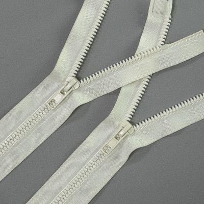 China Heterodont Dentition Plastic Zippers Tear Resistant #5 Off White Zipper for sale