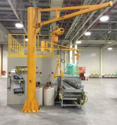 China Freistehender Manueller Jib Kran Schwenkender Jib 250 kg mit elektrischem Heber zu verkaufen