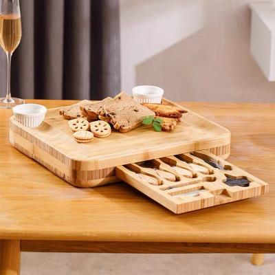 Cina Logo personalizzato Acceptabile Tabella di formaggio di bambù con coltello nascosto Set 39x33x5cm in vendita