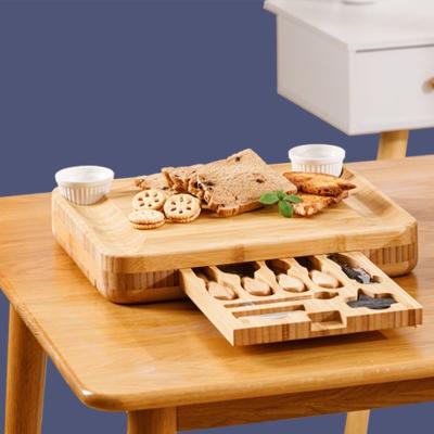Cina Logo personalizzato Acceptabile Tabella di formaggio di bambù con coltello nascosto Set 39x33x5cm in vendita