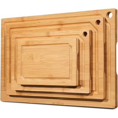 Cina Tavola di taglio in legno di bambù a scanalatura profonda con maniglie laterali per il formaggio e il taglio di alimenti rettangolo medio 300x250x10 mm in vendita