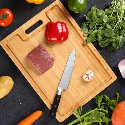 Cina 43.7x32x1.5cm Tavola da taglio in bambù grande con slot di succo semplice e sostenibile in vendita