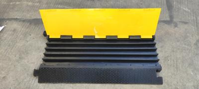 Cina posizione di gomma del dosso stradale del pavimento di 1M Driveway Cable Protector in vendita
