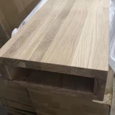 Cina Scala di legno galleggiante per abitazioni interne Design elegante con battistrada di rovere rosso / bianco in vendita