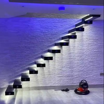 Cina Scala di legno galleggiante per abitazioni interne Design elegante con battistrada di rovere rosso / bianco in vendita