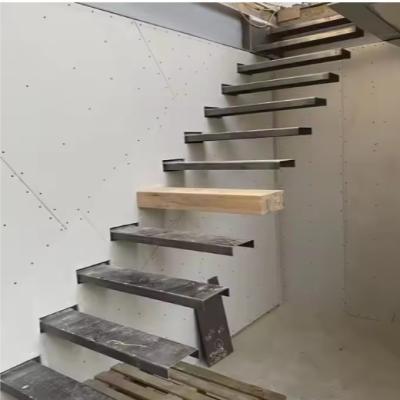 Cina Scala di legno galleggiante per abitazioni interne Design elegante con battistrada di rovere rosso / bianco in vendita