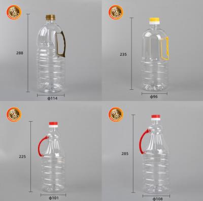 Cina Bottiglia di plastica su ordinazione dell'ANIMALE DOMESTICO dell'olio da cucina della bottiglia della salsa di soia da 1 litro con la maniglia in vendita
