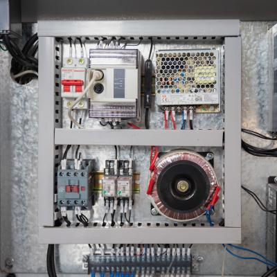 Cina Macchina per il rimbocco di fogli di alluminio con touch screen azionato elettricamente in vendita