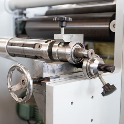 Cina Macchina per il rimbocco di fogli di alluminio con touch screen azionato elettricamente in vendita
