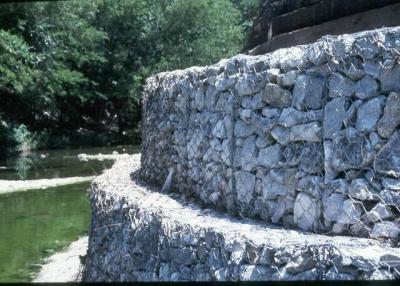 China Parede de retenção da gaiola do metal da rede de arame de pedra reforçada inclinação da gaiola/mergulho quente à venda