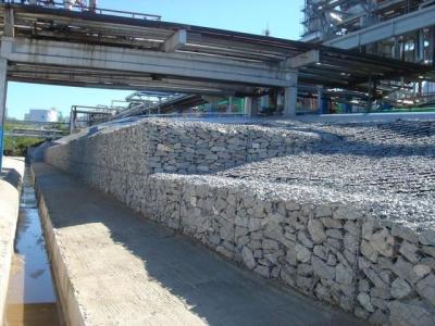China Parede de retenção da gaiola do metal da rede de arame de pedra reforçada inclinação da gaiola/mergulho quente à venda
