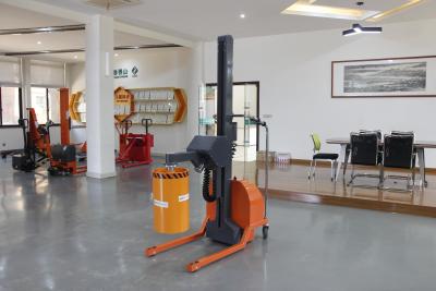 China Nennlast 500 kg 1,6 m halbelektrische pneumatische Rollenumformmaschine mit CE-Authentifizierung zu verkaufen
