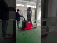 1.5 トン 4000mm フル電気スタッカー 紙ドラムや布のロールを扱うための調整可能なクランプ