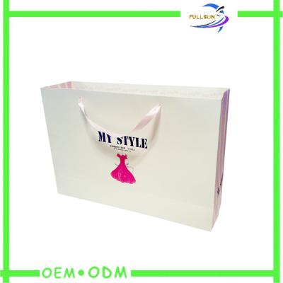 Cina Grande carta patinata cosmetica bianca del sacco di carta con la maniglia del nastro in vendita