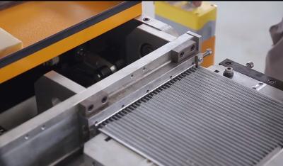 Chine Machine en aluminium d'Assemblée de noyau de radiateur pour des réservoirs de Truck Auto Water d'excavatrice à vendre