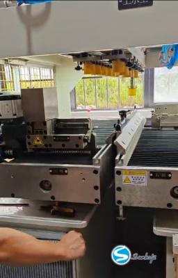 中国 800-1300KG ラジエーターを作る機械 青/白のプラスチックタンクを絞る 販売のため