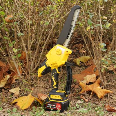 Китай 6-дюймовая бесщеточная портативная мини-электрическая цепная пила, перезаряжаемая аккумуляторная беспроводная одноручная цепная пила продается
