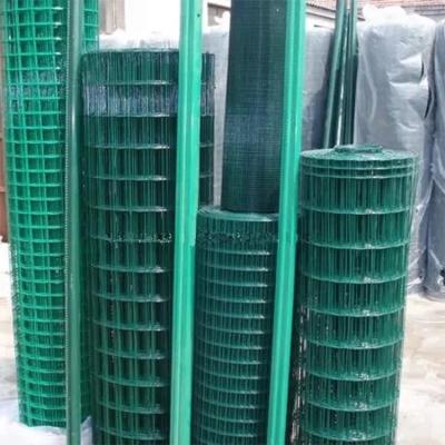 China Más reciente venta caliente 10 calibre de polvo de cerca antiascensión de alambre de hierro malla de revestimiento de PVC de malla soldada rollos en venta