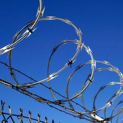 China 200 Meter heiß getauchtes, galvanisiertes Concertina-Rasierstacheldraht für schwere Sicherheit zu verkaufen
