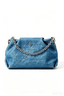 China Custom Women's Leather Crossbody Bag With Quilted Texture Metal Chain Strap for sale