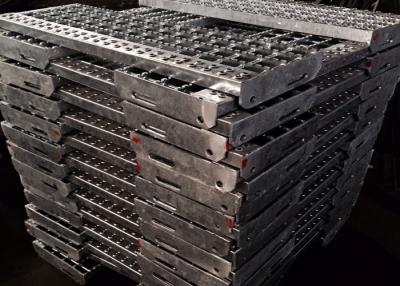 Cina Superficie galvanizzata d'acciaio galvanizzata all'aperto della immersione calda delle pedate dello SGS in vendita