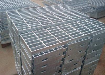 Cina Piatto a quadretti che fiuta le pedate d'acciaio galvanizzate 25mm x 3mm in vendita