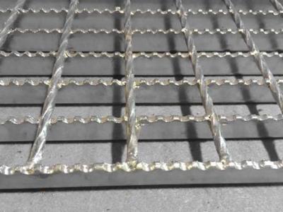 China Heavy Duty Galvanized Steel Welded Serrated Anti-slip Trench Cover Floor Bar Grating for sale