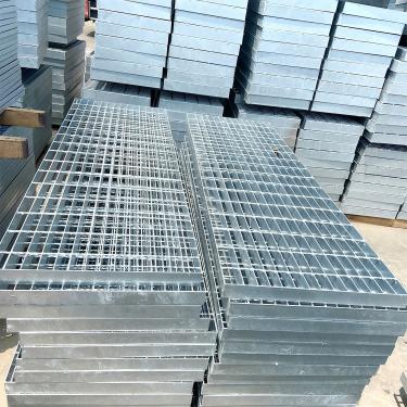 China Hot-DIP Galvanized Steel Grating Lattice Platform Stair Treads for sale
