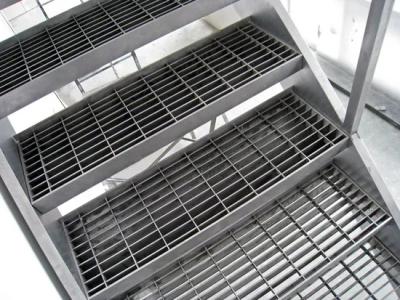 China Hot DIP Galvanized Steel Stair Treads with Passivation Finish and Serrated Flat Type for Enhanced Safety for sale