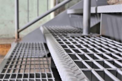 China Customizable Construction Tank Walkway with High Zinc Coating Steel Grating Platform for sale