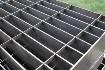 China Hot-DIP Galvanized Pressure Locked Steel Grating with 6000 Series Aluminum and 300 Series Stainless Steels in 20×3 Size for sale