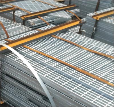 China Hot DIP Galvanized Q235B Steel Bar Grating Serrated Heavy Duty Metal Grating Customizable for Wet and Slippery Situations for sale