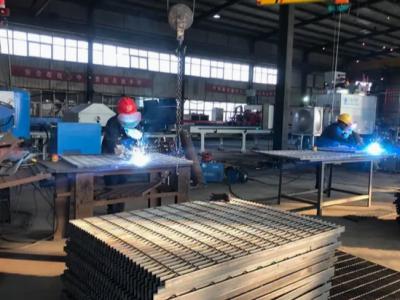 China Hot-DIP Galvanized Stainless Steel Grating for High Load-Bearing and Corrosion Resistant Outdoor Walkways for sale