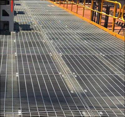 China OEM Customized Hot-Dip Galvanized Steel Grating with Serrated Bars and 25x3 Bearing Bar for Industrial Platforms for sale
