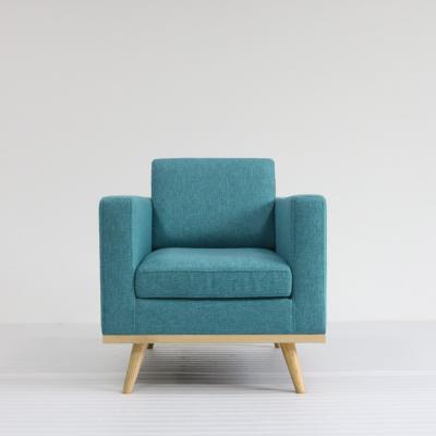 Cina Medium - struttura costante di legno solido della sedia di accento di Blue Velvet con le gambe del faggio in vendita