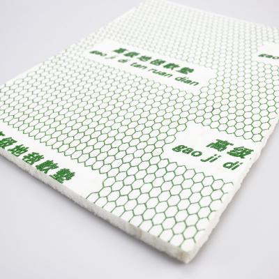 Cina L'unità di elaborazione del salone spuma inclinazione di 6mm per il modello verde cellulare del laminato del film del PE del tappeto in vendita