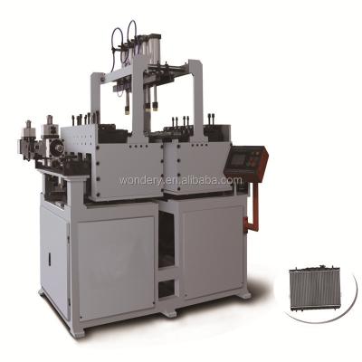 中国 サーボ式プラスチックタンク圧着機、HMIスクリーン搭載、アルミニウムラジエーター用途での容易な設置と操作 販売のため