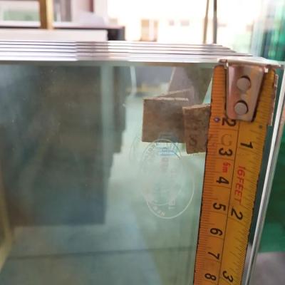 Chine 6 mm de verre trempé avec des trous de traitement et de forage du bord du sol à vendre