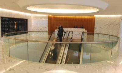 Cina Vetro curvo trasparente rinforzato da 15 mm per pannelli a cantilever senza telaio incocciati nel canale del pavimento in vendita