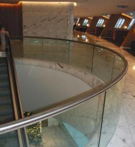 Cina Vetro curvo trasparente rinforzato da 15 mm per pannelli a cantilever senza telaio incocciati nel canale del pavimento in vendita