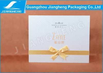 中国 白く贅沢な化粧品の包装箱、質のペーパー絹のリボンのギフト用の箱 販売のため