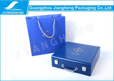 Cina Timbratura calda blu quadrata del contenitore di regalo del cuoio del Faux con la maniglia della corda del cotone in vendita