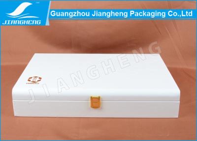 中国 白の浮彫りにされた革ギフト用の箱、熱い金押された化粧品のギフト用の箱 販売のため