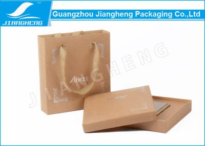 中国 ハンドルの銀の熱い押すロゴの着色されたボール紙のギフト用の箱を包むタバコ 販売のため